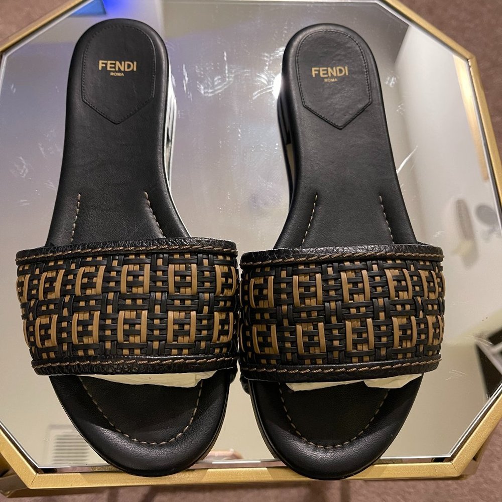 Fendi Ff Monogram Raffia Flat Sandals - Gem